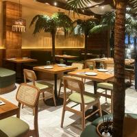 China Modern Design Solid Wood Restaurant Furniture Set Customizable Hotel Table and Chair for sale