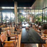 China Customizable Durable Modern Design Restaurant Table and Chairs Commercial Furniture Set for sale