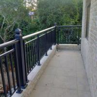 China Metal Indoor Balustrade Wrought Iron Handrail Stair Railing Modern Apartment Design 900mm Height for sale