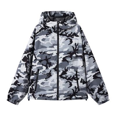 China Water-Resistant Camouflage Hunting Jacket with Breathable Mesh Lining and Adjustable Hood for sale