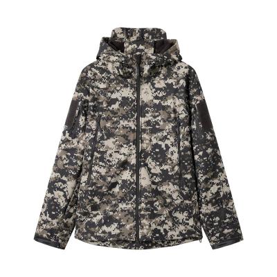 China Fleece Lined Camouflage Hunting Jacket with Adjustable Hem and Multi Zip Pockets for Outdoor Tactical Wear for sale