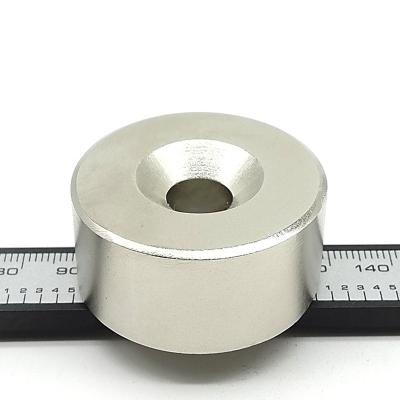 China Industrial Magnet Powerful n35 n42 n52 NdFeB Magnet Round with Hole Manufacturers for sale