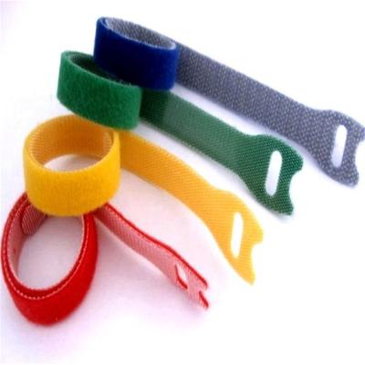 China Self Gripping Cable Management Hook Loop Tape Reusable Cable Ties 1cm Width 50 Pack for sale