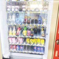 China Independent Vending Machine for Foods Drinks Snacks 21.5 Inch Touch Screen 200 Box Capacity for sale