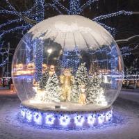 China Inflatable Christmas Snow Globe Photo Booth 3m Diameter Fire Retardant PVC for Party Rental for sale