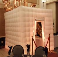 China 8 Ft Inflatable Cube Photo Booth 2.5x2.5x2.5m with UV Resistant Oxford Cloth and 2-Year Warranty for sale
