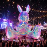 China Giant Iridescent Inflatable Bunny Sculpture 4.5m Reflective PVC Balloon for Events for sale