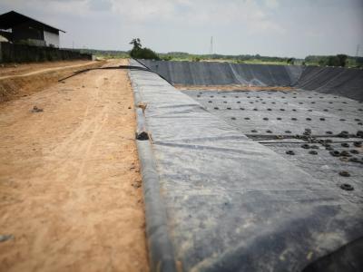 China Anti Leakage 2mm HDPE Geomembrane Dam Reservoir Agricultural Pond Liner for sale