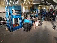 China Steam Heated Solid Rubber Agricultural Tire Curing Press 200 Ton 0-999s Vulcanizing Time for sale