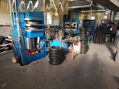 China Steam Heated Solid Rubber Agricultural Tire Curing Press 200 Ton 0-999s Vulcanizing Time for sale