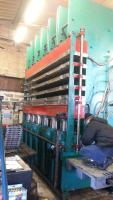 China PLC Controlled Tire Tread Vulcanizing Machine with 10.0MN Tension Force and Improved Hydraulic System for Retreading for sale