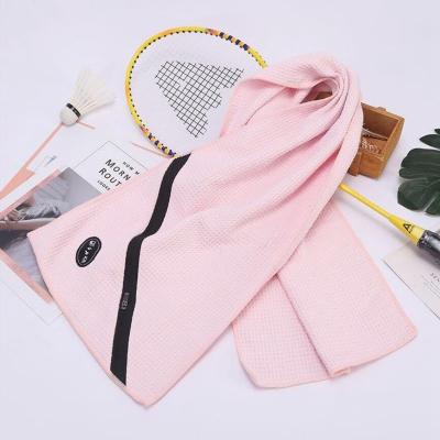 China Custom Microfiber Waffle Golf Towels with Zip Pocket - 60x40cm to 80x40cm Sizes, 300-500 GSM for sale