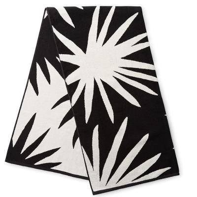 China Plush Luxury Beach Towels 100% Cotton 75x150cm Quick Drying Fade Resistant Customizable for sale