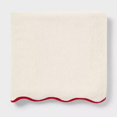 China Cream Red Christmas Bath Towel Scalloped Border 70x140cm 450GSM Cotton Terry for sale