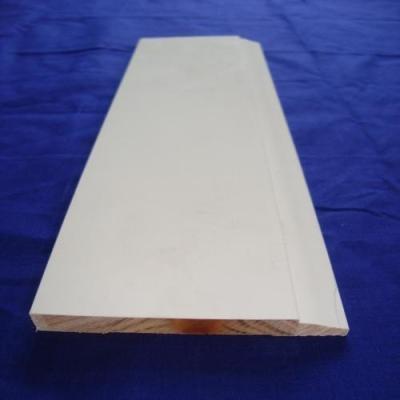 China KD FJ EG Primed Wood Baseboard Molding - 10-13% MC Kiln-Dried, Custom Lengths 2.44m to 5.6m, SGS Certified for sale