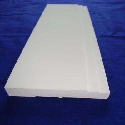 China KD FJ EG Primed Wood Baseboard Mouldings - Kiln-Dried 10-13% MC, Custom Sizes 14-300mm Width for sale
