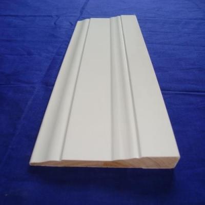China Kiln-Dried Finger-Jointed Wood Baseboard Moulding - 10-13% MC, Custom Sizes 14-300mm Width, White Primed Finish for sale