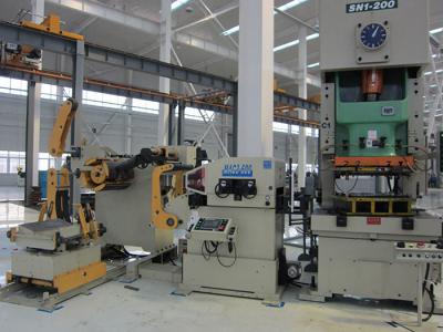 China Profile Stamping Steel Coil Uncoiler Gear Feeder Four - Wheel Drived for sale