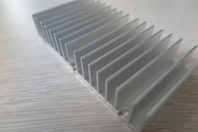 China 6063 Aluminum Extruded Heat Sink Silver Anodized 35,000 Ton Annual Capacity for sale