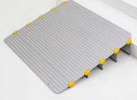 China Aluminum 4 Inch Rise Entry Ramp Lightweight Portable Handicap Threshold Ramp 500kg Capacity for sale