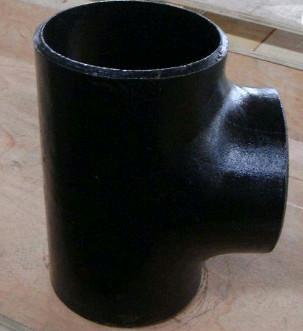 China ASME B16.28 Sch 40 Carbon Steel Pipe Tee 90 Degree 2.5D Butt Weld Black Painting for sale