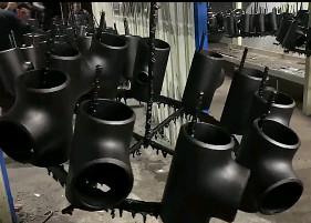 China Seamless Carbon Steel Reducing Tee Pipe Fitting Butt Welding SCH40 1/2-24 Inch for sale