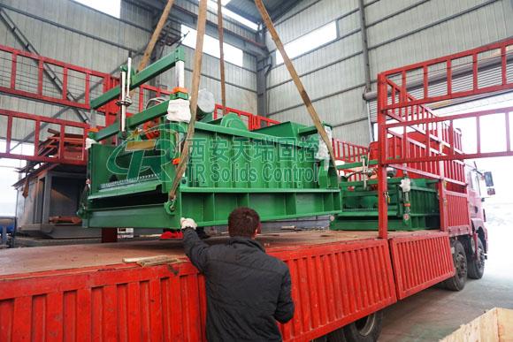 Shale shaker with mud tank