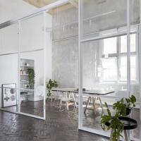 China Scratch Resistant Office Glass Wall Partitions Aluminum Alloy Frame Flat Curved for sale