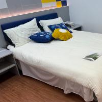 China Customised Modern Wooden Hotel Bedroom Furniture Sets Apartment Bedroom Set for sale