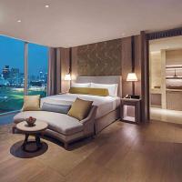 China Customized King Size Villa Hotel Wood Bed Room Furnitures Set Solution for sale