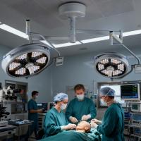 China Hospital Surgical Room 140W LED Operating Light 8-Stage Auto Dimming 450W/m² Irradiance for sale