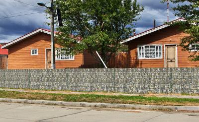 China Low Maintenance PVC Garden Fence Custom Size Outdoor Plastic Garden Fencing For Farm Villa for sale