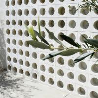 China White Concrete Breeze Blocks with Circular Cutout Round Hollow Cement Screen Blocks for Indoor Tea Room Privacy Partition for sale