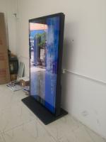 China 98inch 3840x2160 Floor Standing LCD Display with 2GB RAM 350-700 Cd/m2 Brightness 8GB-32GB Storage for sale