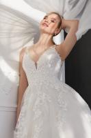 China Elegant Custom-made Size Zipper Court Train V-neck Two Straps Zipper White Tulle Lace Ball Gown Bride Wedding Dress for sale