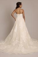 China Zipper Sweetheart Neck Strapless Appliques Lace Chapel Train Ivory Organza Ball Gown Bridal Wedding Dress for sale