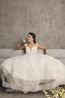 China Unique Appliques Lace Beaded Off-the-shoulder Chapel Train Zipper Ivory Tulle Ball Gown Wedding Dress for sale