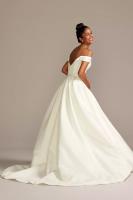 China Luxurious Customized Size Off-the-shoulder V-neck Ruffles Chapel Train Zipper Ivory Satin Ball Gown Wedding Dress for sale