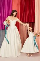 China Luxurious Customized Size Off-the-shoulder V-neck Ruffles Chapel Train Zipper Ivory Satin Ball Gown Wedding Dress for sale