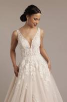 China Graceful Plunging Neckline Lace Appliques Chapel Train Zipper Ivory Tulle Tank Bride Ball Gown Wedding Dress for sale