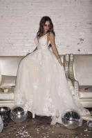 China Graceful Plunging Neckline Lace Appliques Chapel Train Zipper Ivory Tulle Tank Bride Ball Gown Wedding Dress for sale