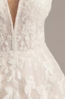 China Graceful Plunging Neckline Lace Appliques Chapel Train Zipper Ivory Tulle Tank Bride Ball Gown Wedding Dress for sale
