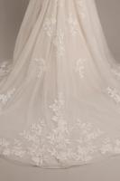 China Graceful Plunging Neckline Lace Appliques Chapel Train Zipper Ivory Tulle Tank Bride Ball Gown Wedding Dress for sale
