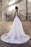 China Graceful Plunging Neckline Lace Appliques Chapel Train Zipper Ivory Tulle Tank Bride Ball Gown Wedding Dress for sale