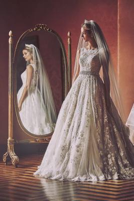 China Stunning Beaded Chapel Train Zipper Pleated Scalloped Appliqued Tulle Ball Gown White Lace Wedding Dress for sale