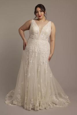 China Glamorous Plunging Neckline Tank A-line Lace Appliques Chapel Train Zipper Plus Size White Tulle Wedding Dress for sale