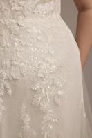 China Glamorous Plunging Neckline Tank A-line Lace Appliques Chapel Train Zipper Plus Size White Tulle Wedding Dress for sale