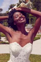 China Princess Tiered Floral Lace Appliques Strapless Sweetheart Neckline Chapel Train Ball Gown White Organza Wedding Dress for sale