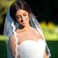 China Elegant Customized Wholesale Appliqued Lace Tulle Bridal Wedding White Veil With Hair Comb for sale