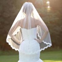 China Elegant Customized Wholesale Appliqued Lace Tulle Bridal Wedding White Veil With Hair Comb for sale